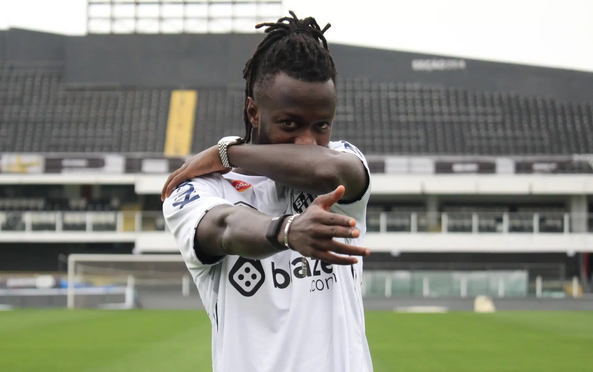 Oficial: Santos confirma a saída de Yusupha Njie