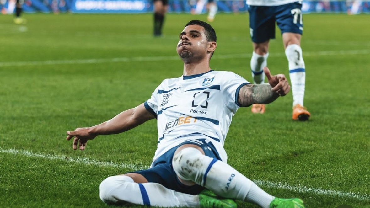 Alex Fernandes brilha como camisa 10 e lidera o FK Baltika na busca ...