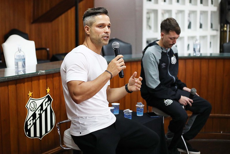 Sem ninguém esperar, Diego Ribas “volta” ao Santos
